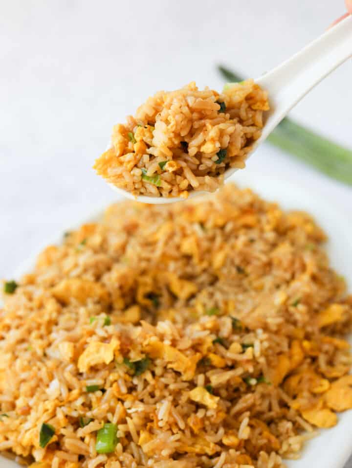 10-minute Easy Egg Fried Rice (just 6 Ingredients!)