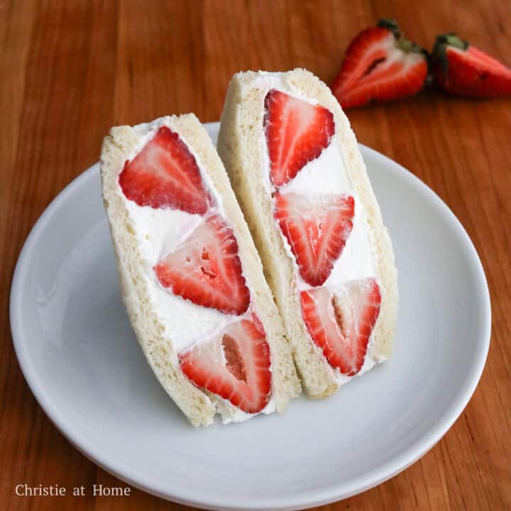 4-ingredient Strawberry Sando - Christie at Home